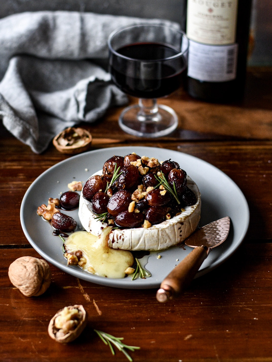 Baked Brie with Roasted Grapes - UncomplicatedChef